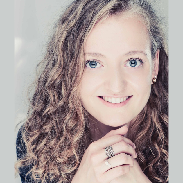 Buche spannende Malkurse mit Carolin Marie Roth | ArtNight